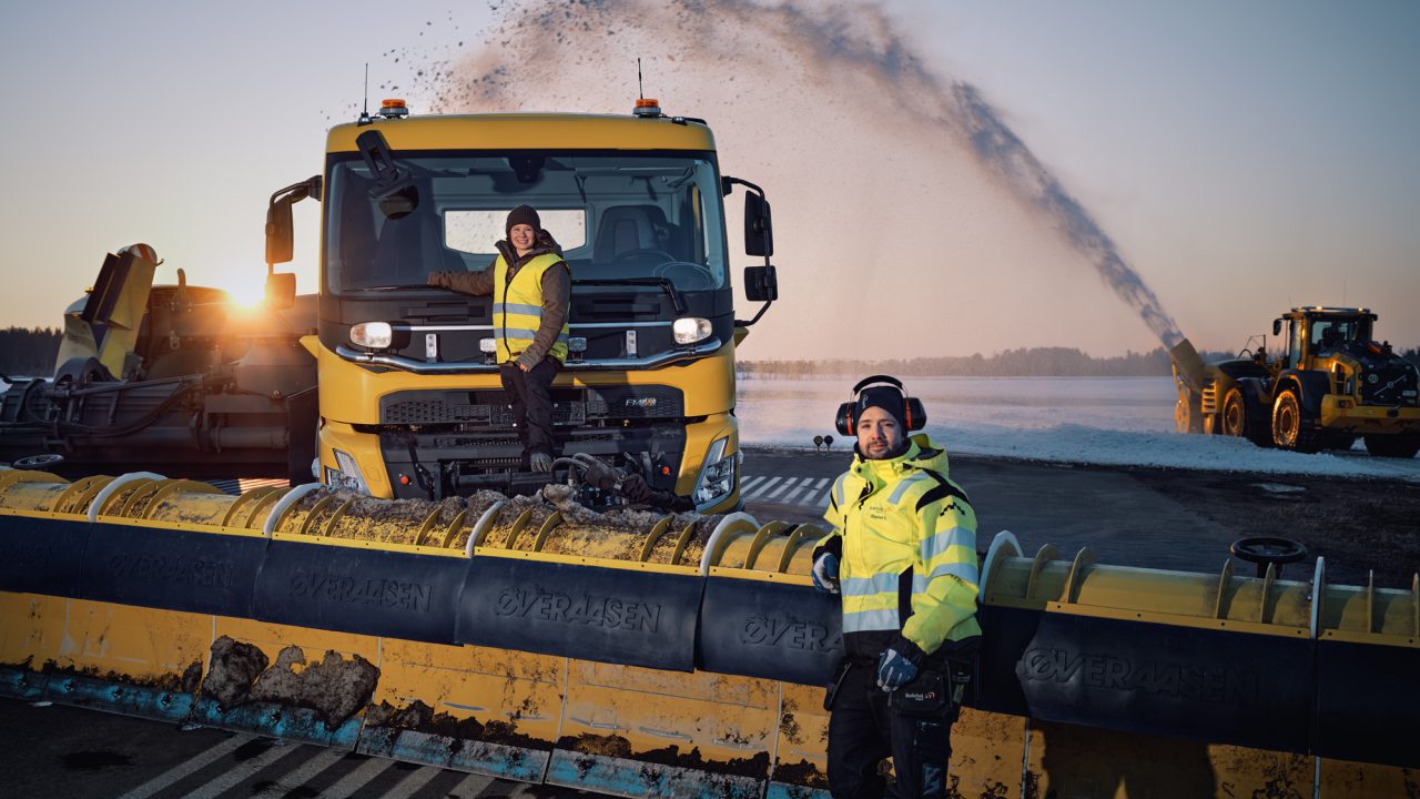 Lo spazzaneve da pista Øveraasen al lavoro con il Volvo Penta D11